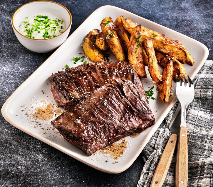 Hampe et potatoes au four au parmesan et aux épices, sauce fromage ...